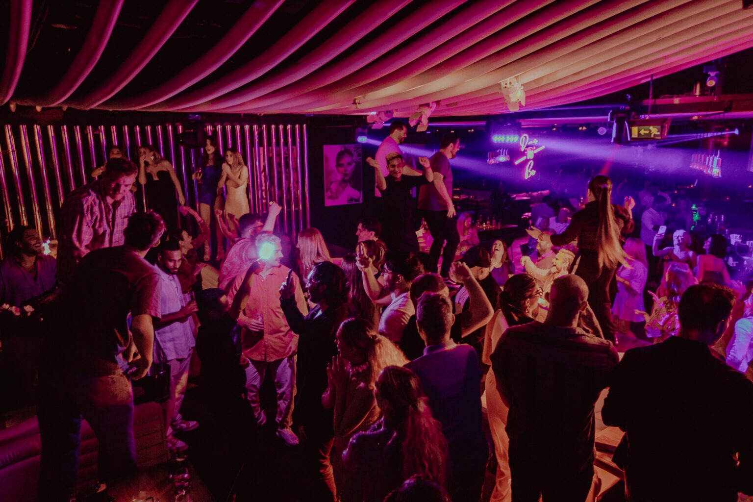 Lock, Stock & Barrel JBR » Live Music & Finger Lickin’ Food